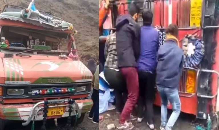 Two dead, twelve injured as mini bus turns turtle in Rajouri | Kashmir POST